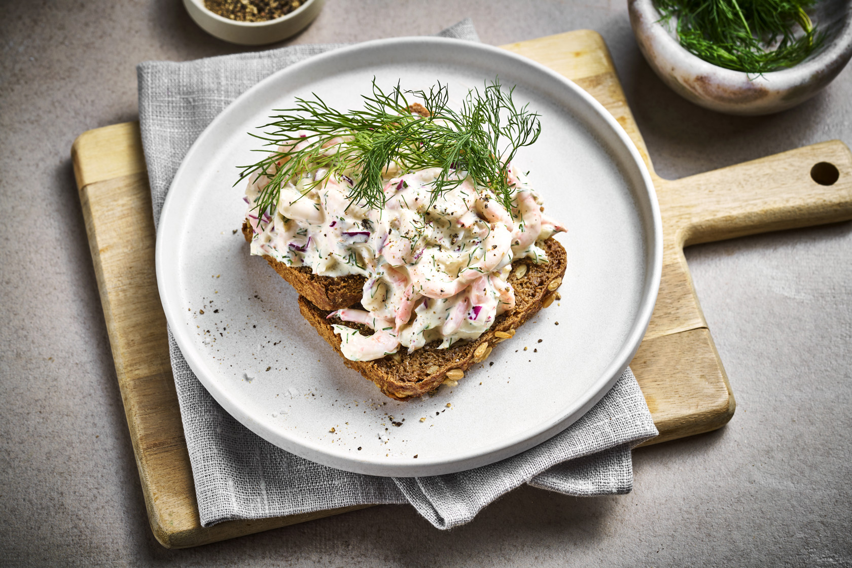 Dansk rugbrød med skagenrøre