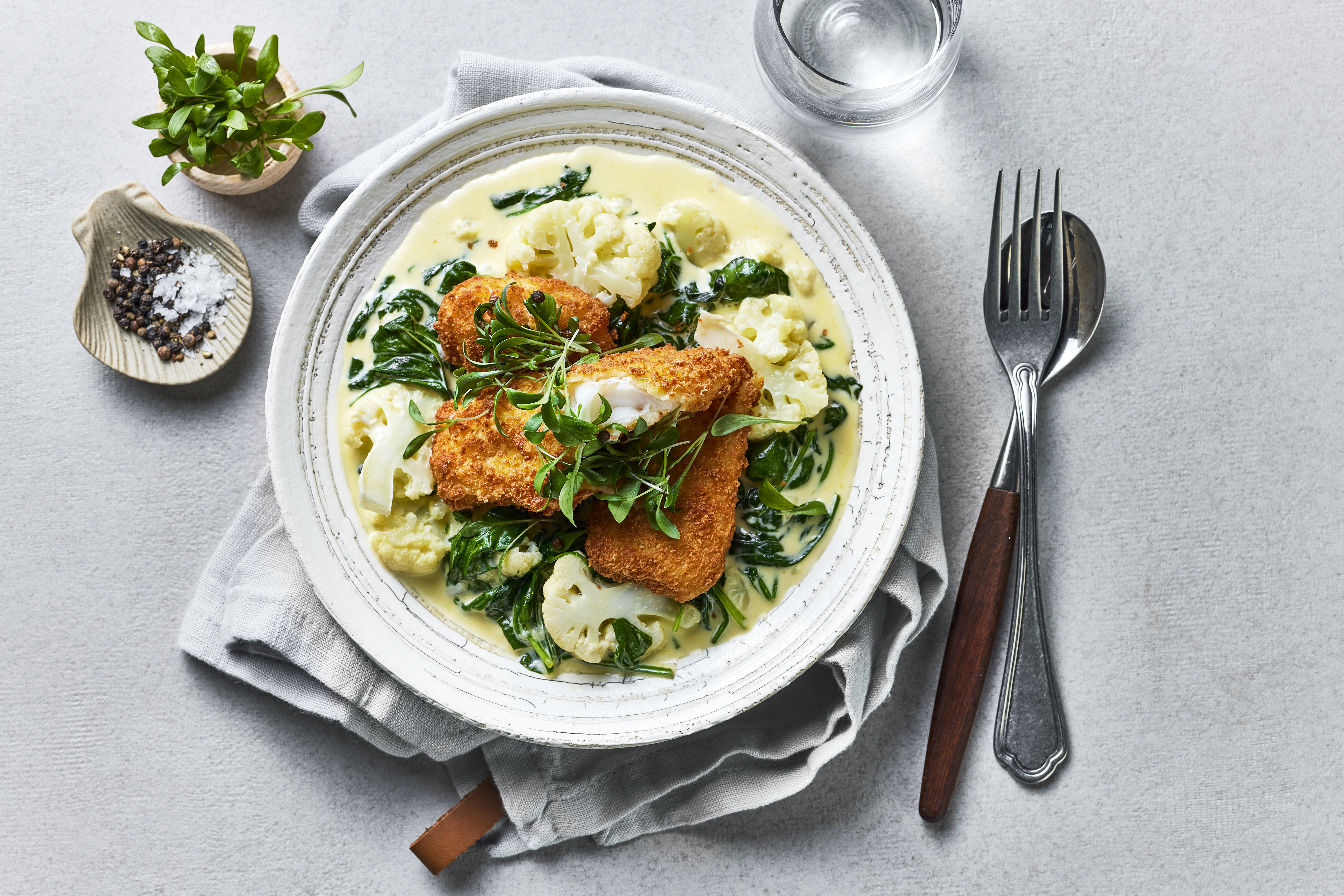 Panert torsk med kremet spinat og blomkål