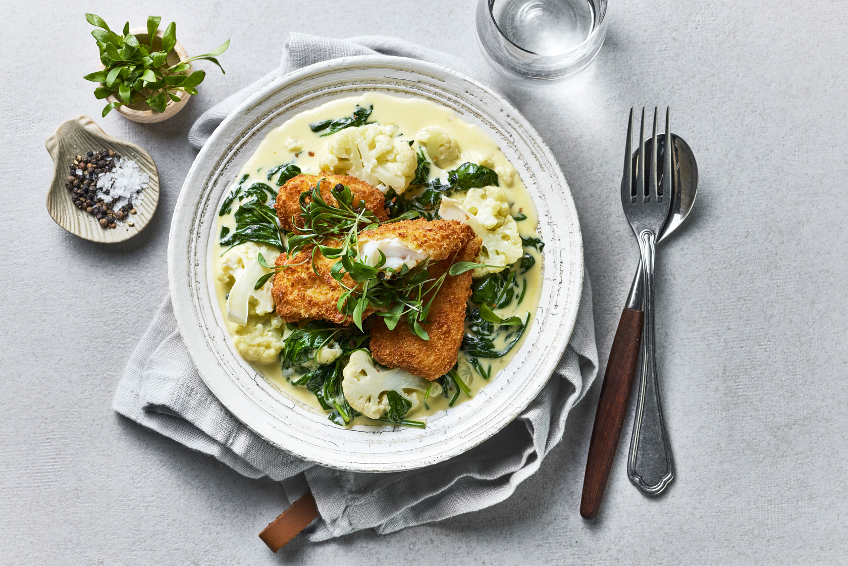 Sprø torsk med kremet spinat og blomkål