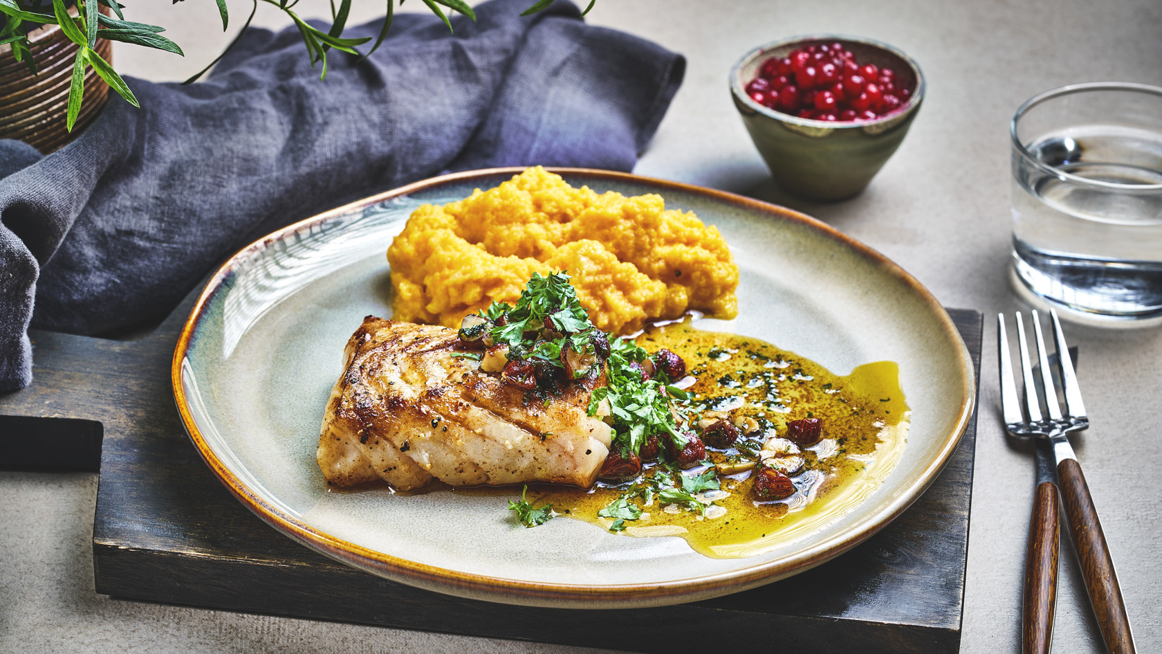 Stekt juletorsk med rotmos og nøttesmør